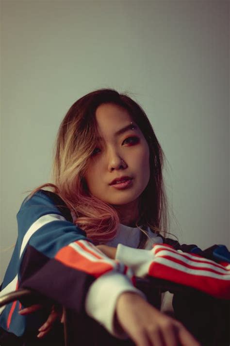 흰색 멀티 컬러 꽃 탑을 입고 여자 · 무료 스톡 사진