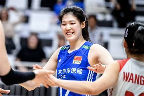 你觉得中国女排行但输了，你觉得中国不行却赢了！3 2战胜高居榜首的美国女排拦网李盈进攻