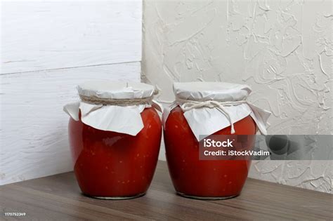 홈메이드 제철 준비 유리 항아리에 토마토 페이스트 캔의 목은 종이로 싸서 밧줄로 묶습니다 건강한 식생활에 대한 스톡 사진 및 기타 이미지 Istock