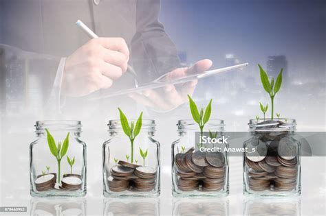 성공 사업가 명확한 병 사업 투자 성장 개념에서에서 씨앗과 동전과 디지털 태블릿을 사용 하 여 도시 풍경 배경 개념을 절약의