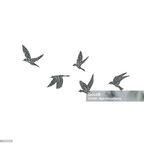 흰색 바탕에 새를 비행 하는 도시의 실루엣입니다 영감 몸 플래시 문신 잉크입니다 손으로 만든 질감된 점각 회색 새 비행 제비의 집합입니다 벡터입니다 찌르레기에 대한 스톡