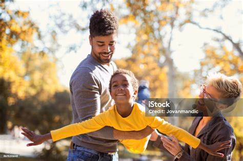 그들의 딸과 함께 시간을 보내는 행복 한 젊은 커플의 그림 가을에 대한 스톡 사진 및 기타 이미지 가을 가족 걷기