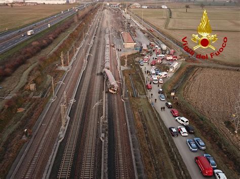 Dos Muertos Y 27 Heridos Por El Descarrilamiento De Un Tren De Alta
