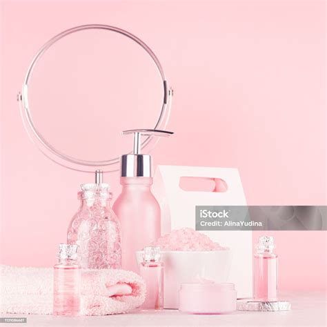 목욕 화장품 제품 및 액세서리 우아한 파스텔 핑크 컬러 마사지 로즈 오일 목욕 소금 크림 비누 향수 흰색 나무 보드에 수건 0명에 대한 스톡 사진 및 기타 이미지 Istock