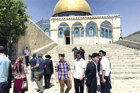 بحماية شرطة الاحتلال عشرات المُستوطنين يقتحمون باحات الأقصى المصري