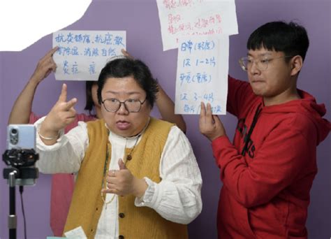 杭州临平积极助残 让听障人士聆听直播间 新华网客户端
