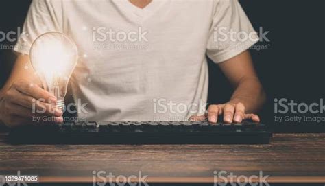 전구를 들고 있는 사업가가 새로운 아이디어 3d 일러스트레이션을 나타냅니다 개념에 대한 스톡 사진 및 기타 이미지 개념