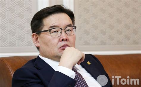 Г Занданшатар Сургуулийн орчинд ухаалаг утас хэрэглэхийг хориглосон журам гаргана