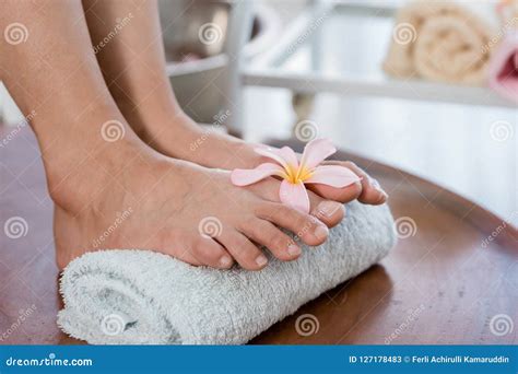 Cura Per Le Belle Gambe Delle Donne Immagine Stock Immagine Di