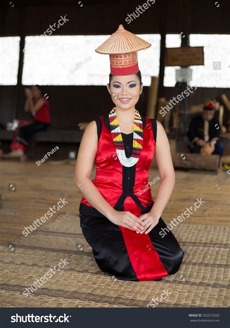 Santubongsarawakmalaysiadecember 142015 Pretty Iban Girl Pose Stock