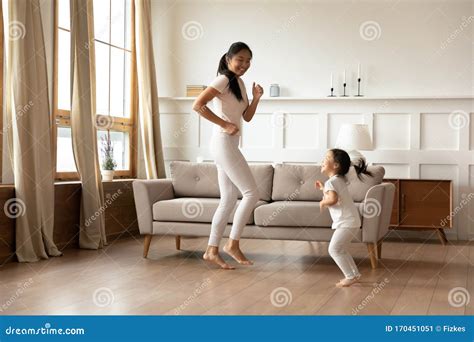 Glad Ung Asiatisk Mamma Och Dotter Dansar Hemma Fotografering F R Bildbyr Er Bild Av Dansare