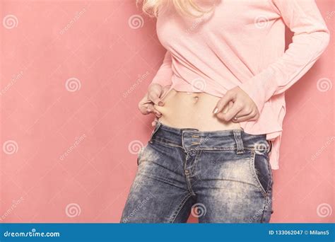 En Gros Plan Une Jeune Femme Maigre Mais Mcontente Au Sujet De Sa