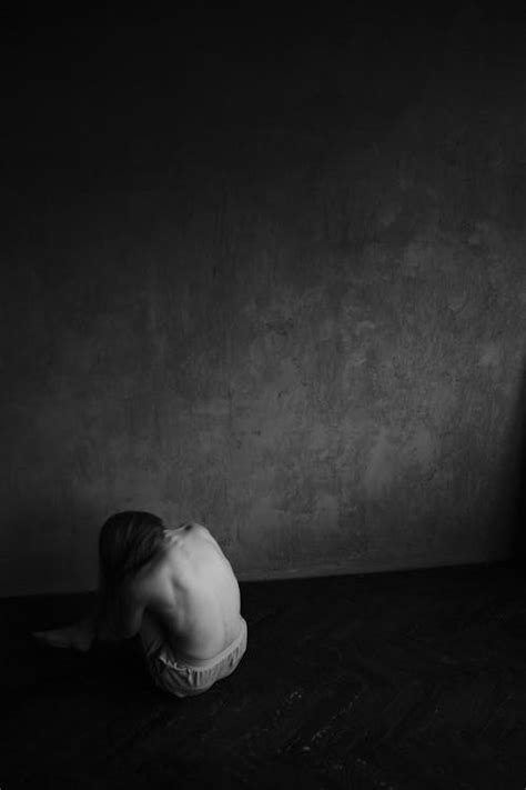 セレクティブフォーカス モデル 上半身裸 女性 後ろから 濡れる 白色の背景 立っている 裸 長い髪 黒髪の無料の写真素材