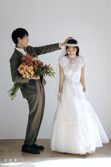 氛围感绝佳的室内轻复古婚纱照绽放摄胶片摄影 站酷zcool
