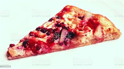 깨끗한 흰색 접시에 파인애플과 카우베리를 곁들인 피자 슬라이스 0명에 대한 스톡 사진 및 기타 이미지 0명 4k해상도