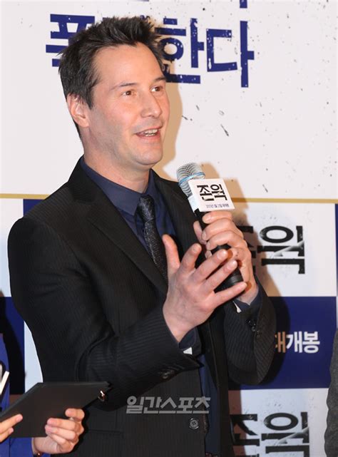 [포토] 팬들에게 인사하는 키아누 리브스 Jtbc 뉴스