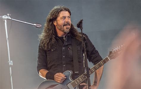 デイヴ・グロール、カート・コバーンの死から復帰するきっかけになった少年の身元が明らかに Nme Japan