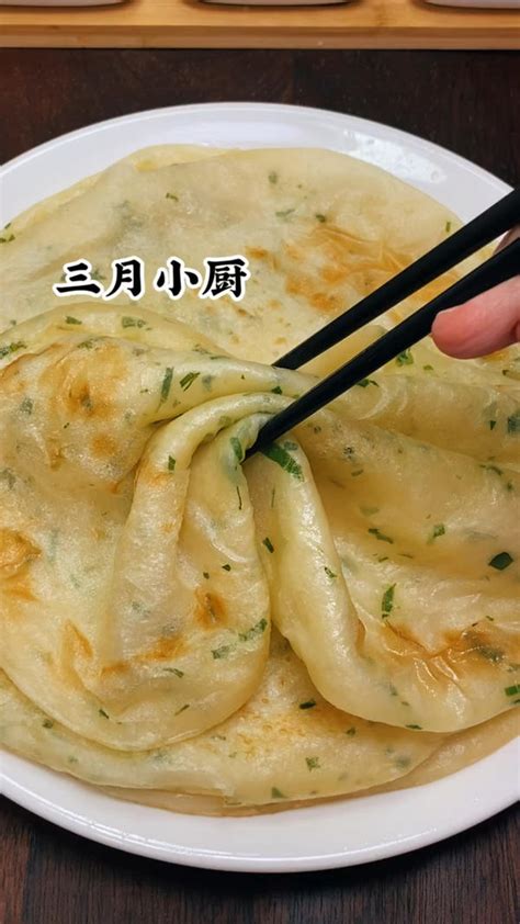 【家常葱油饼 柔软多层 凉了也是软软的特别好吃 附细节视频详解图片】三月小厨下厨房