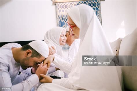 하리 라야 에이딜피트리 이드 울피터에게 용서를 구하는 아름다운 가족 Eid Ul Fitr에 대한 스톡 사진 및 기타 이미지