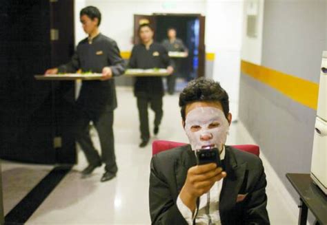 阿康敷着面膜玩手机 中国青年报
