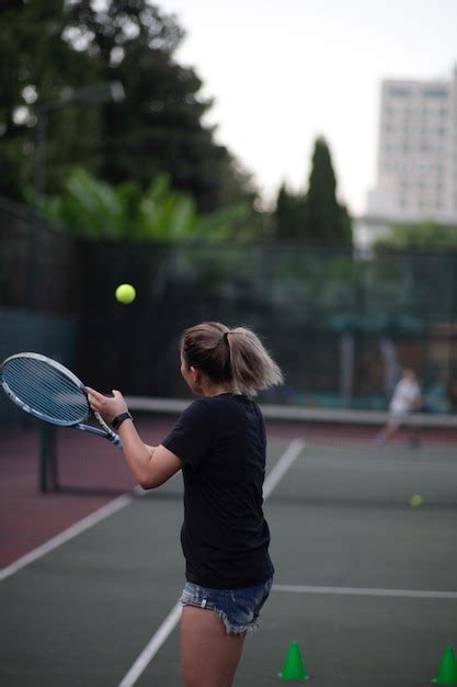 Premium Photo Woman Playing Tennis