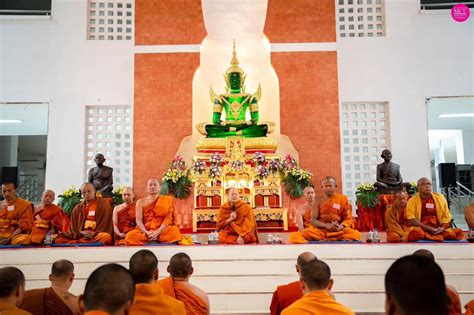 พระแก้วมรกต จาก บุญทองรัตนะ ขนาดหน้าตัก 60 นิ้ว ที่ประดิษฐาน ณ มจร นครพนม ทำการสั่งหล่อกับเรา