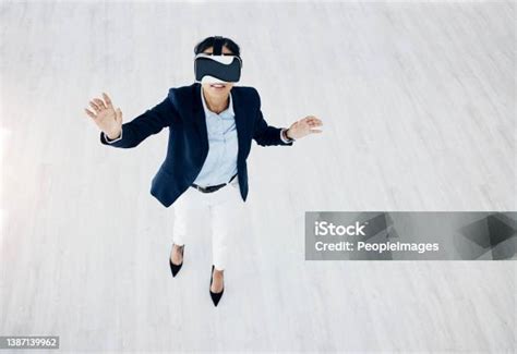 사무실에서 Vr 헤드셋을 착용한 젊은 사업가의 하이 앵글 샷 가상현실 시뮬레이터에 대한 스톡 사진 및 기타 이미지 가상현실