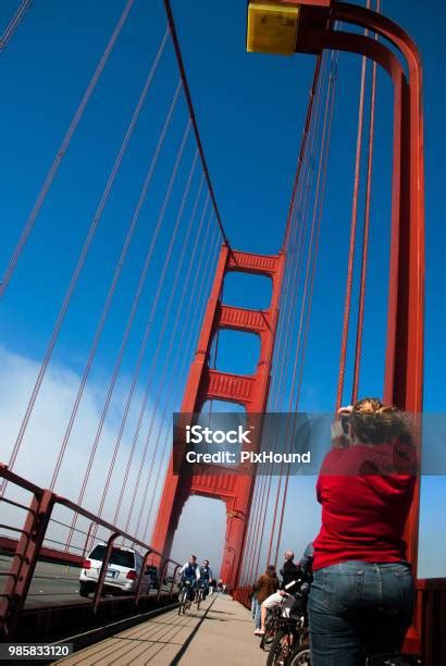 관광 아름 다운 햇빛 안개가 하루에 샌 프란 시스 코 골든 게이트 다리에 사진을 찍을합니다 0명에 대한 스톡 사진 및 기타 이미지 0명 거리 건축 Istock