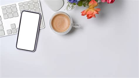 상단 보기는 흰색 사무실 책상에 빈 디스플레이와 스마트 폰을 조롱 0명에 대한 스톡 사진 및 기타 이미지 0명 Brand