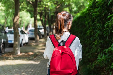 大学生背着书包背影高清图片下载 正版图片500940593 摄图网