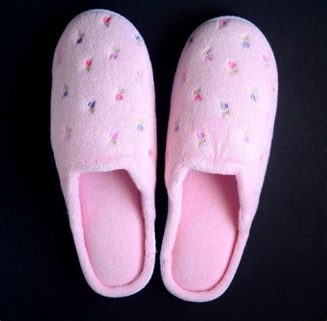 Isotoner Womens Microterry Embroidered Secret Sole Clog Slippers Pink