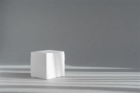 기하학적 흰색 사각형 연단 받침대 아침 태양의 광선에 의해 조명 추상 3d 개념 미래지향적 미니멀한 배경 클로즈업 입체 이미지에