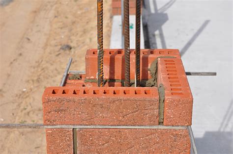 Bricklaying 건설입니다 철 막대와 빨간 땡 블록과 Caulking 벽돌 벽돌 관절 외부 벽돌 열 설치 0명에 대한 스톡