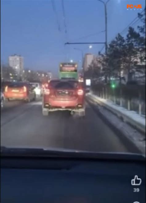 Улсын дугаараа нууж нэгдүгээр эгнээгээр зорчсон 21 настай жолоочийг шалгаж байна