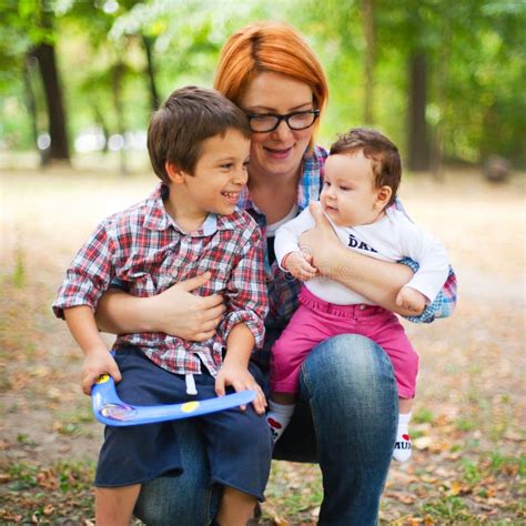 Madre Feliz Con Los Niños Foto De Archivo Imagen De Cuidado 30230078