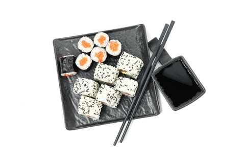 Bandeja Con Rollos De Sushi Palillos Y Salsa De Soja Aislado Foto