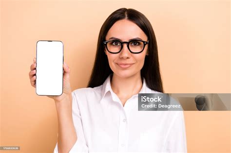 사진 예쁜 달콤한 여자 흰 셔츠 안경 쇼 현대 가제트 빈 공간 고립된 베이지 색 배경 30 34세에 대한 스톡 사진 및 기타