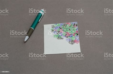 흰색 사각형 용지에 추상적인 그림과 회색 표면에 놓인 펜입니다 0명에 대한 스톡 사진 및 기타 이미지 0명 검은색 기술