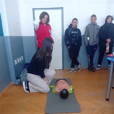 Обука по прва помош за учениците при СОУ „Миле Јаневски Џингар“ реализирана од ОО Црвен Крст