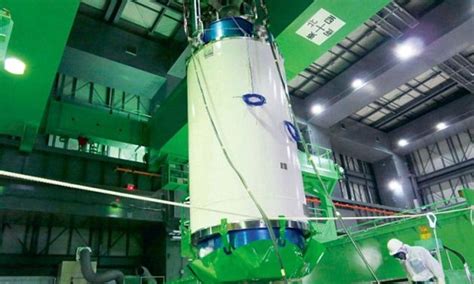Fukushima Nuclear Plant Starts Risky Fuel Rod Removal Daily Mail Online
