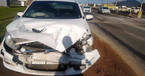 Motorista embriagado colide carro na traseira de caminhão na rodovia