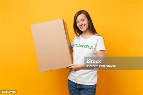 화이트에 웃는 여자의 초상화 티셔츠 서 면된 비문 녹색 제목 노란색 배경에 고립 된 큰 골 판지 상자와 함께 자원 봉사 자발적인