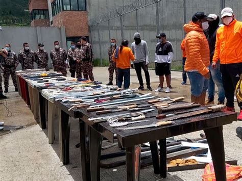Internos De La Cárcel De Turi Entregaron Voluntariamente Armas