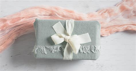 하얀 테이블에 하얀 리본이 달린 포장된 선물 사진 Unsplash의 선물 이미지