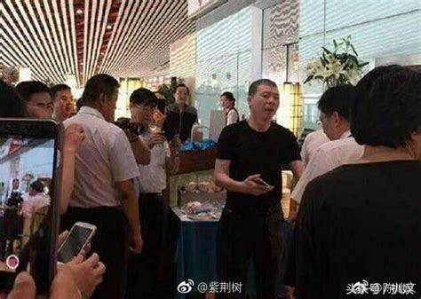 馮小剛機場罵哭服務員，袁立卻感謝外賣哥，網友：這就是差距呀 每日頭條
