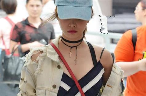 蔡依林胸前遮羞布玩出时尚新高度不能好好穿衣