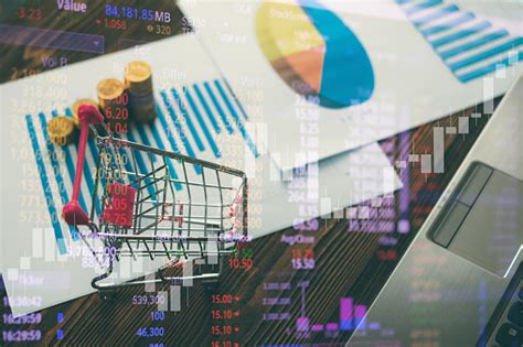 주식 시장 스크린 차트 보드와 캔 들 스틱 금융 사업 개념에 대 한 종이에 동전 및 트롤리 및 노트북 컴퓨터 금융 그래프의 이중 노출 경영자에 대한 스톡 사진 및 기타