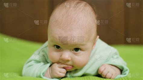 婴儿在吮吸她的拳头