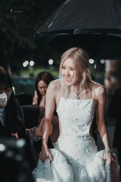 Cùng Chiêm Ngưỡng ảnh Lisa Mặc Váy Trắng đẹp Như Nàng Thơ