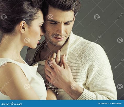 Portrait Des Couples Attrayants Dans La Pose Damour Photo Stock